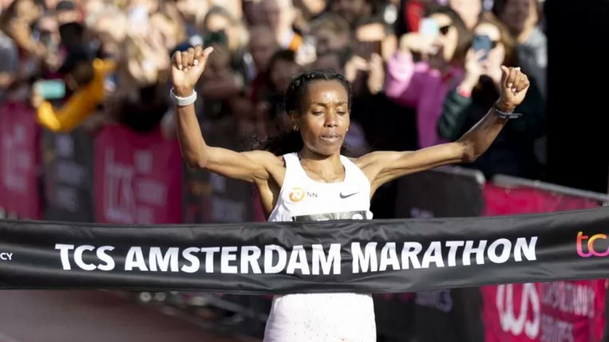 Almaz Ayana produces astonishing marathon debut in Amsterdam with 2:17: ...