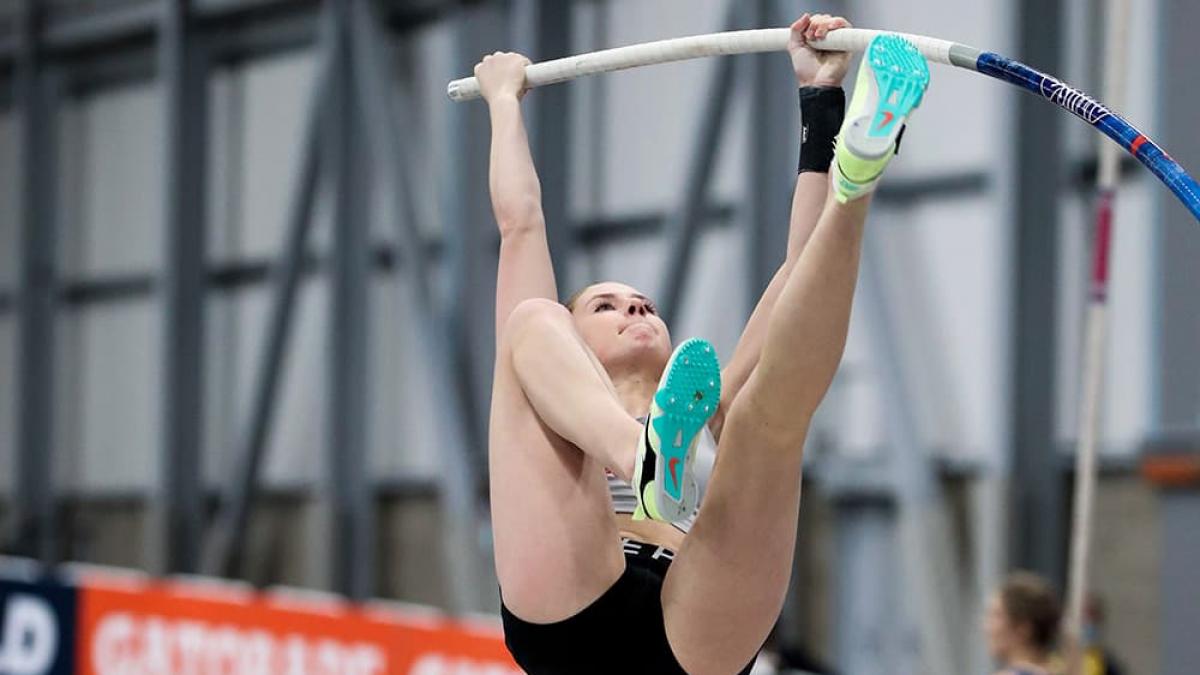 Teenager Amanda Moll clears 4.61m to break pole vault world junior ...