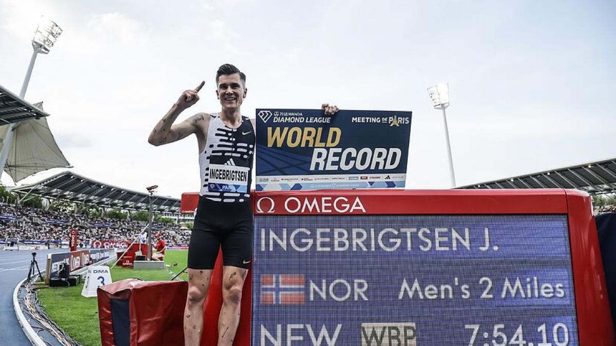 Jakob Ingebrigtsen Runs Stunning 7 54 10 To Break 2 Mile World Record