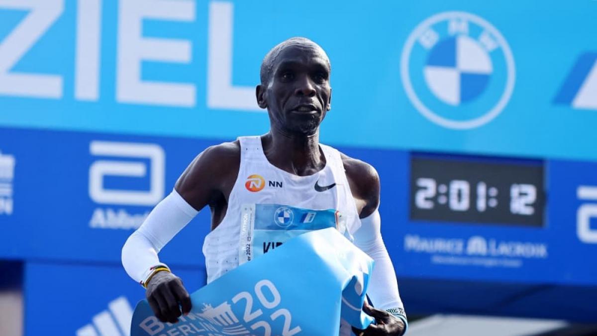 Eliud Kipchoge Clinches Record Breaking 5th Berlin Marathon Victory ...